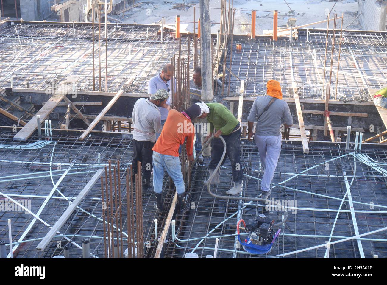 Asian worker bahrain hi-res stock photography and images - Alamy