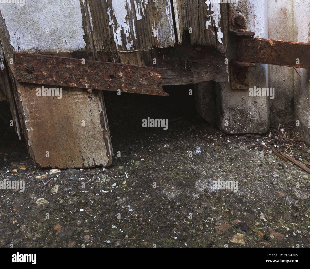 Rusting hinges hi-res stock photography and images - Alamy