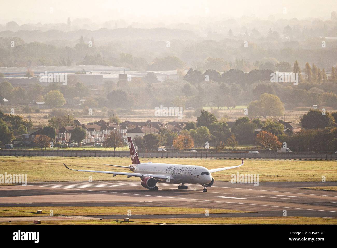 Parallel runways hi-res stock photography and images - Alamy