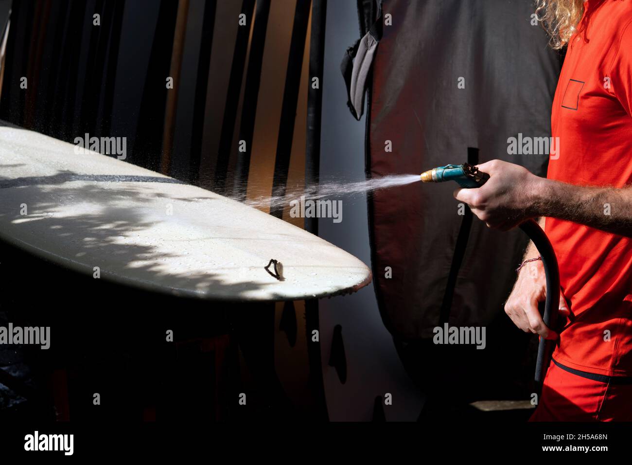 Surfer washing surfboard hi-res stock photography and images - Alamy