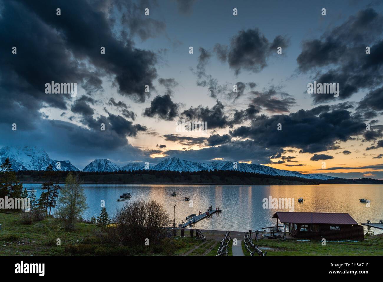 Sunset view of Jackson Lake from the Signal Mountain Lodge, Yellowstone ...