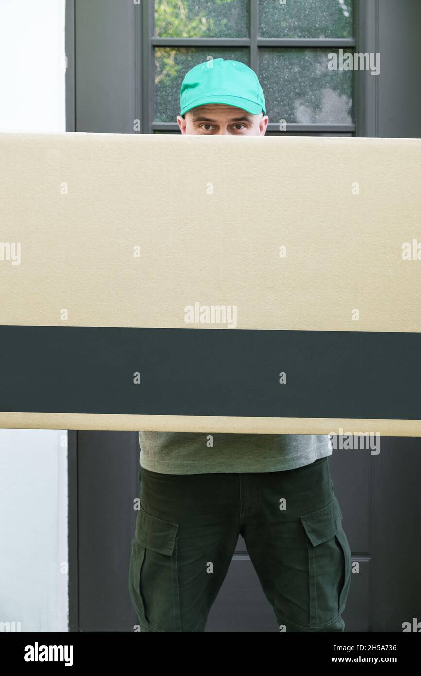 Large parcel delivery hi-res stock photography and images - Alamy