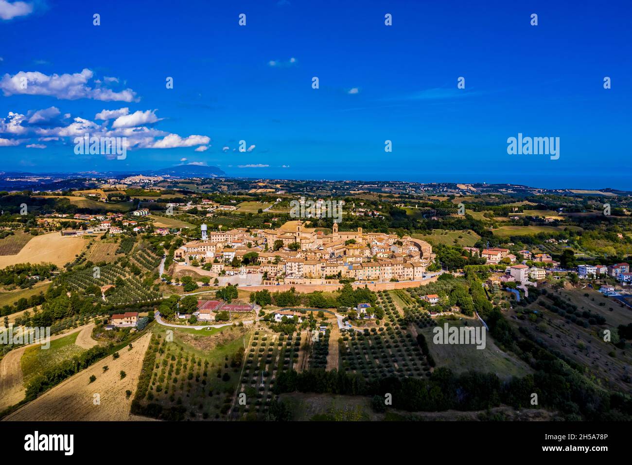 Montecosaro in Italien aus der Luft Stock Photo - Alamy