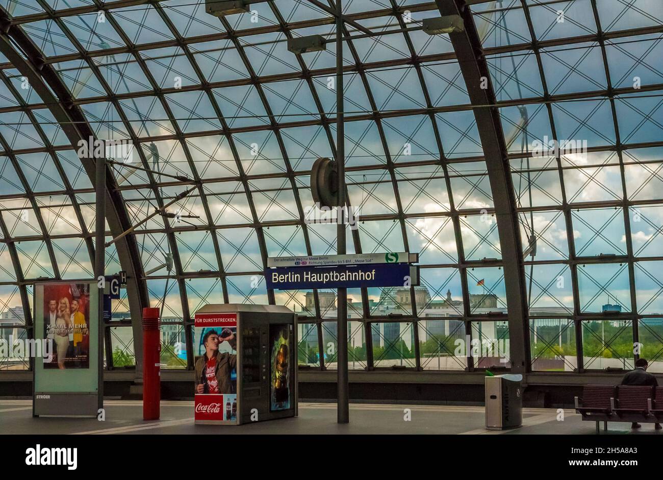 Inside the upper platform hall of the Berlin Hauptbahnhof (Central ...
