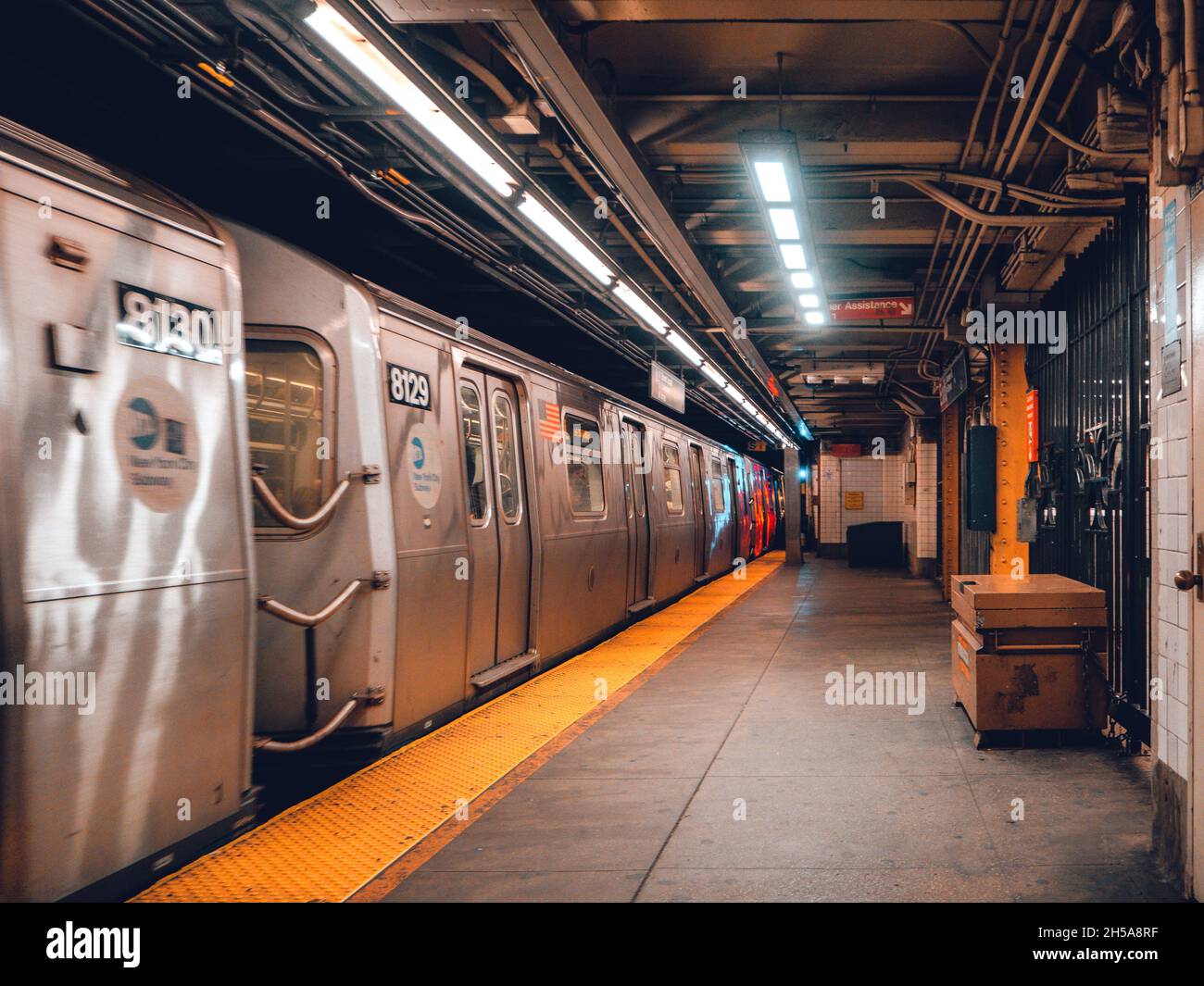 Underground subway station electric train hi-res stock photography and ...