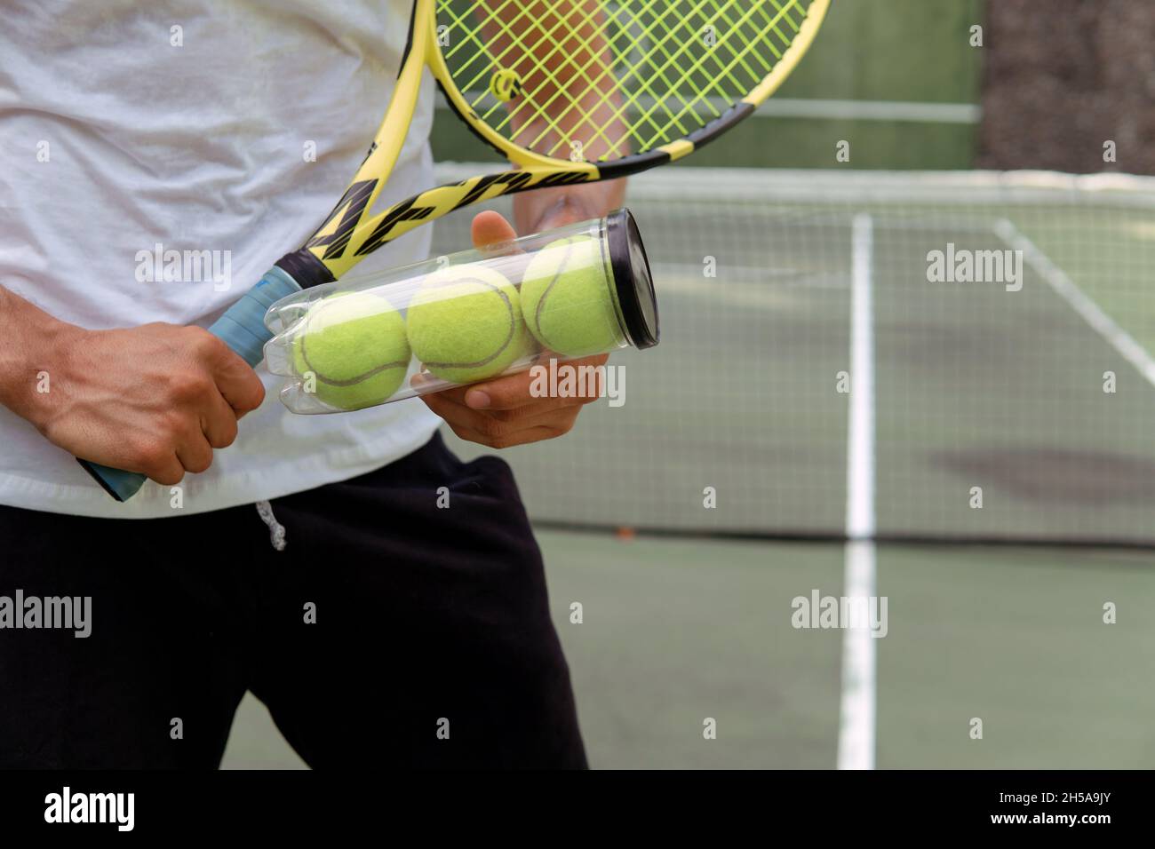 Hand holding tennis racquet hi-res stock photography and images - Alamy