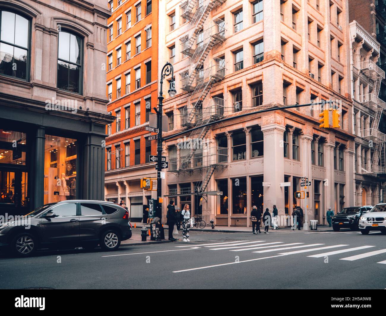 Typical Manhattan street view downtown Stock Photo - Alamy