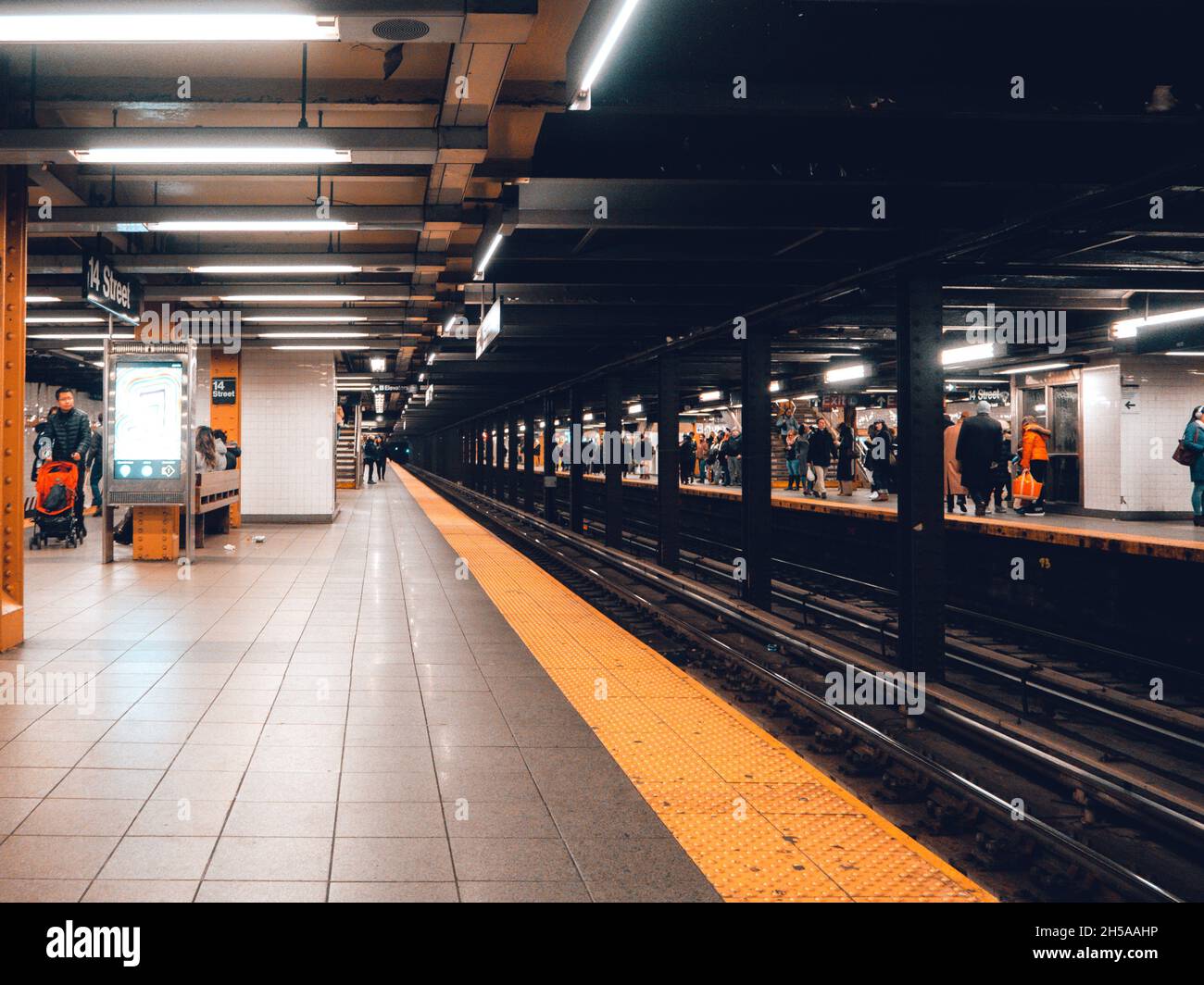 New york city subway station hi-res stock photography and images - Alamy