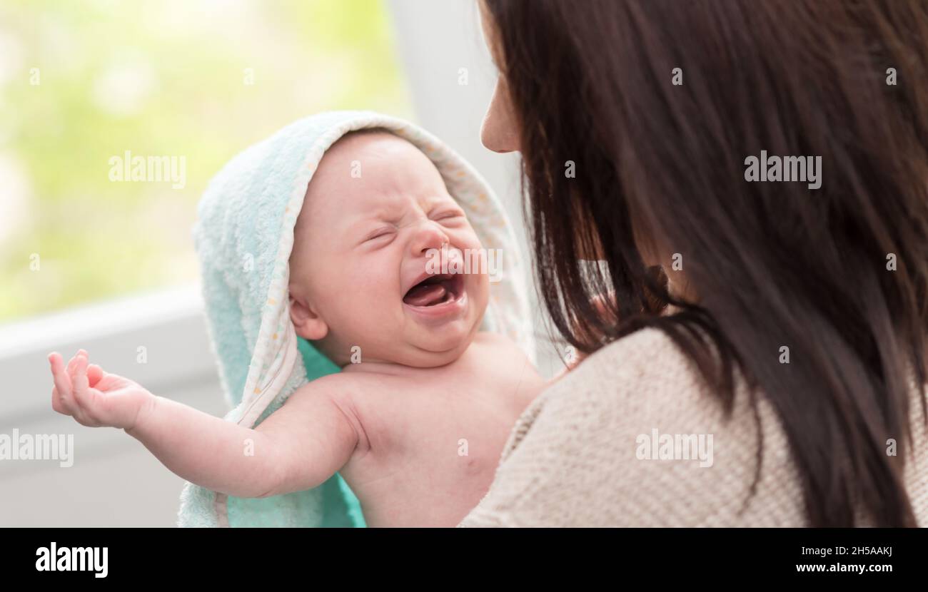 Mother soothing her crying baby Stock Photo - Alamy