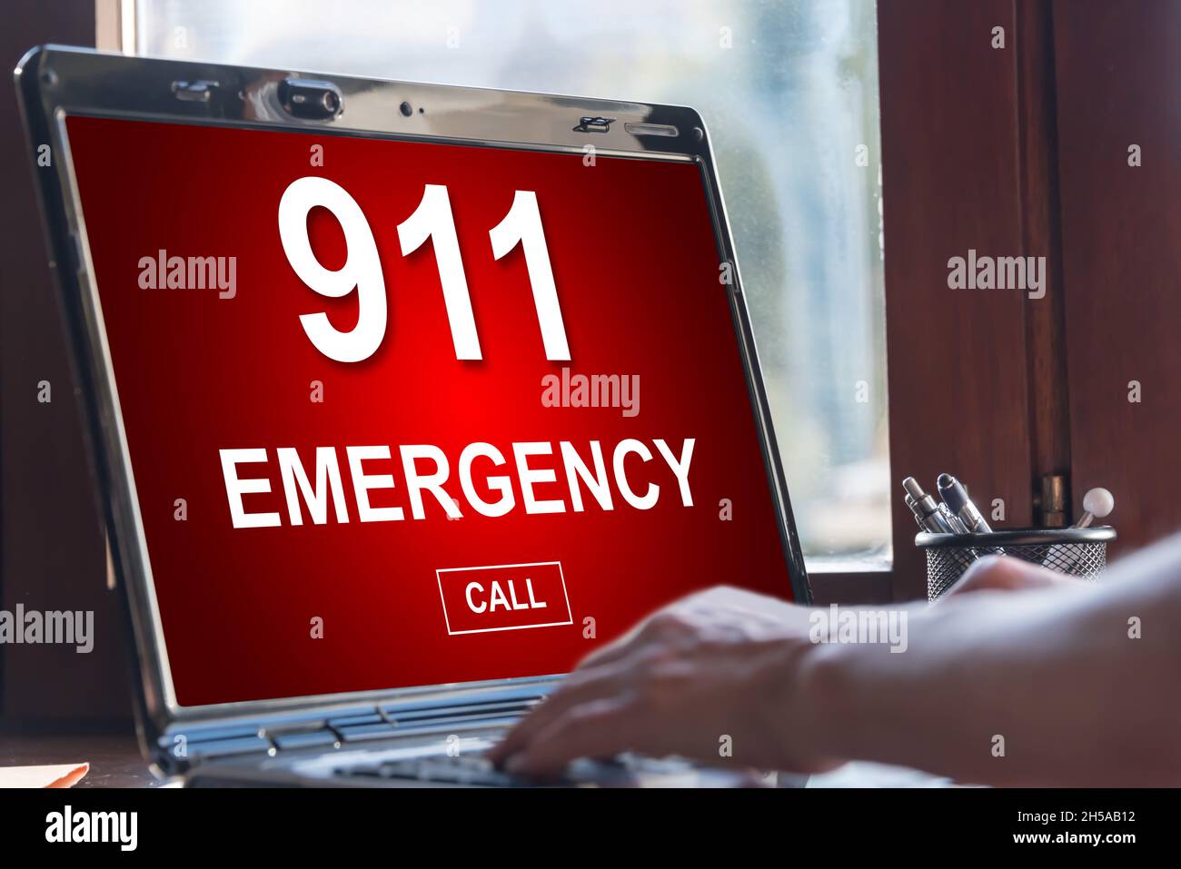 Laptop screen displaying an emergency concept Stock Photo - Alamy
