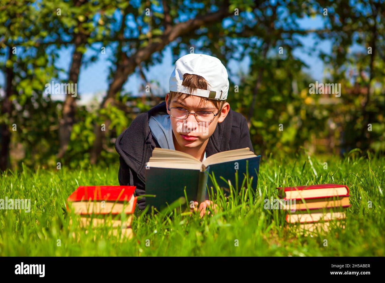 Read a books hi-res stock photography and images - Alamy