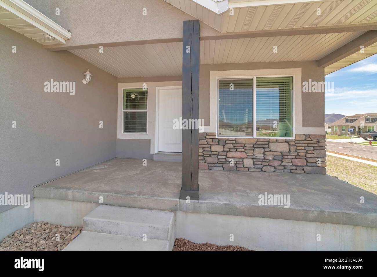 Side view house siding hi-res stock photography and images - Alamy