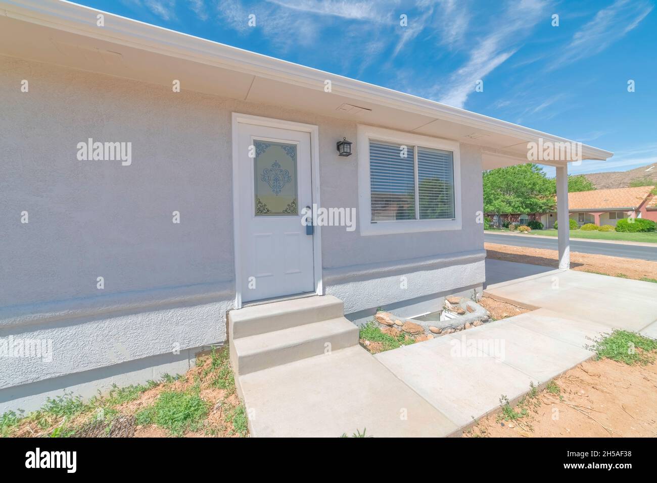 Basement windows hi-res stock photography and images - Alamy
