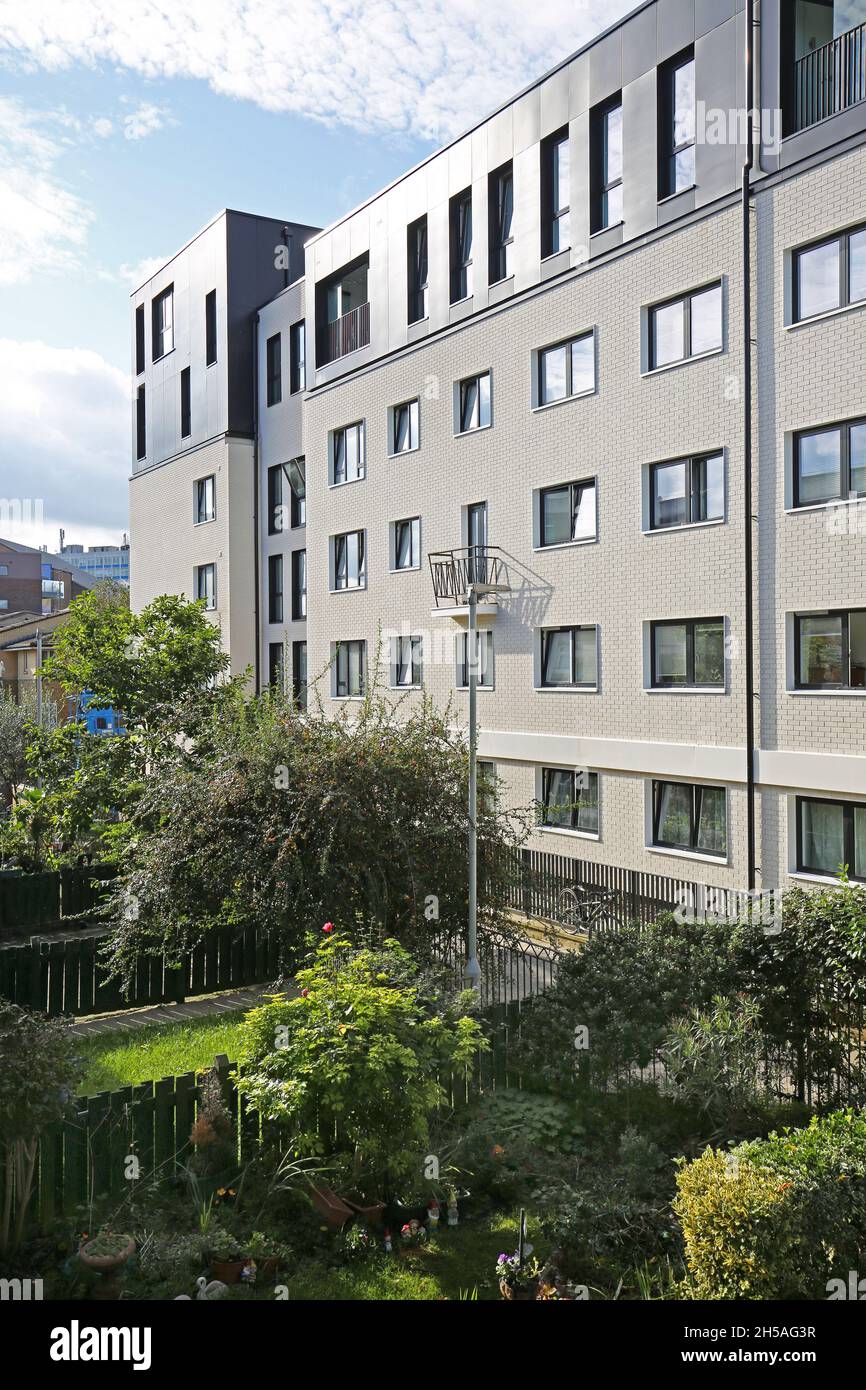 Tyler House on London's Stockwell Park Estate. Rundown apartment block ...