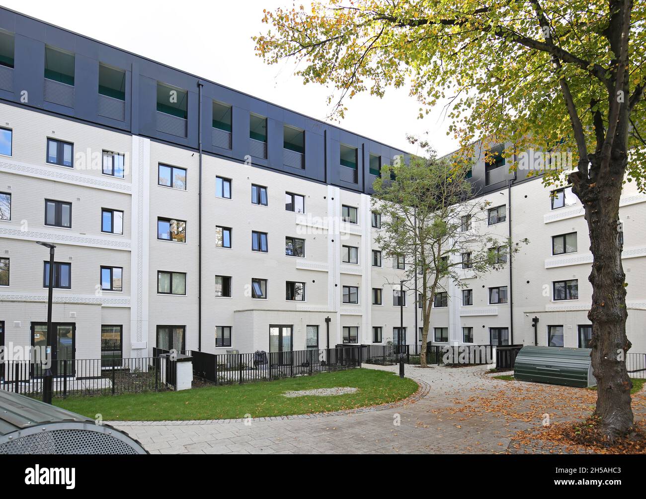 Tyler House on London's Stockwell Park Estate. Rundown apartment block ...