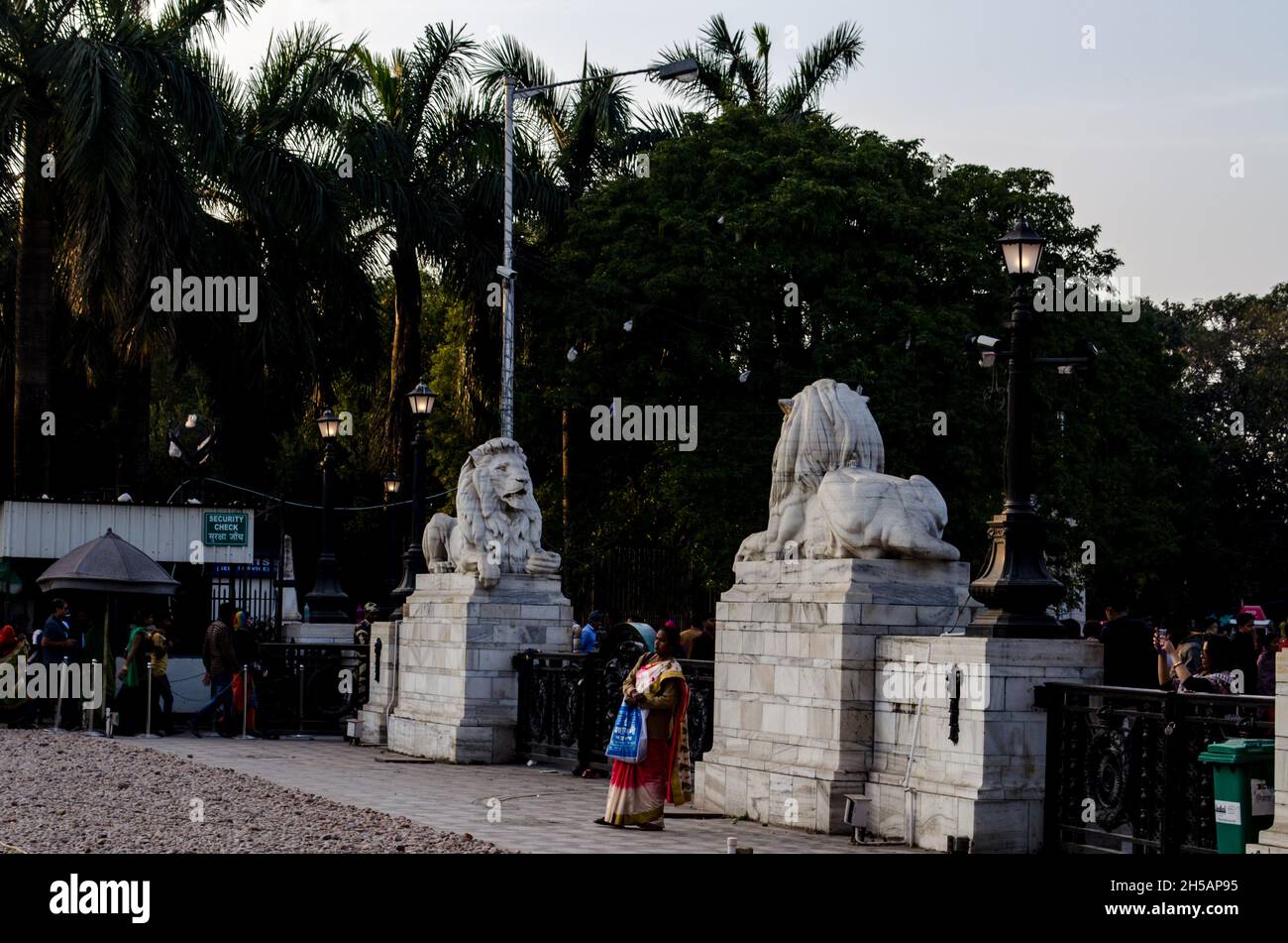 White marble statue popular hi-res stock photography and images - Alamy