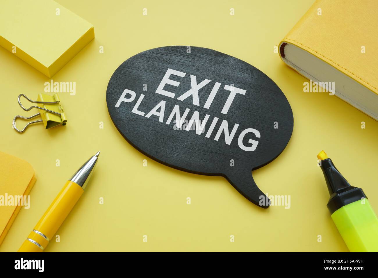 Exit planning concept. Dark quote bubble on the desk Stock Photo - Alamy