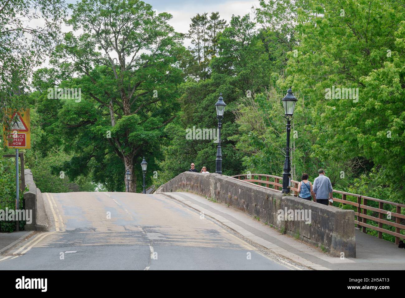 Pateley Bridge, view of people using the footbridge that runs alongside ...