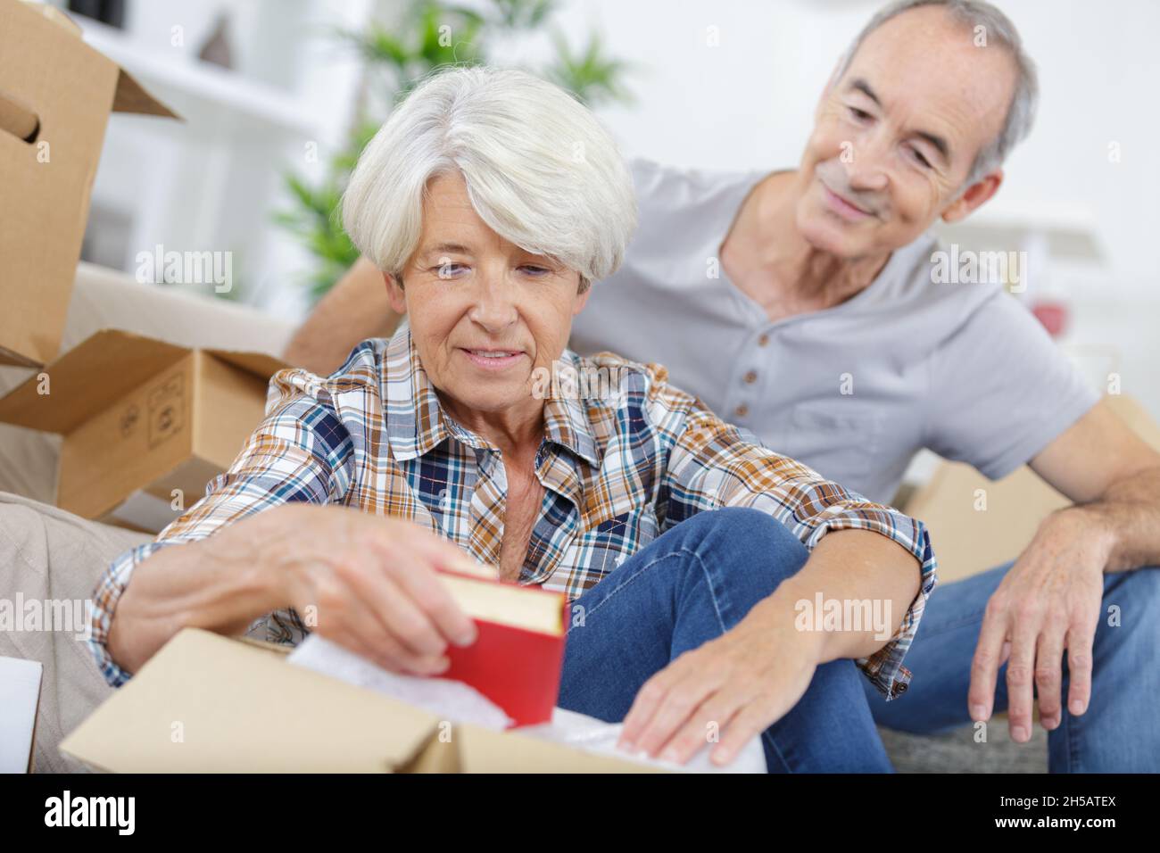 Unpacking process hi-res stock photography and images - Alamy