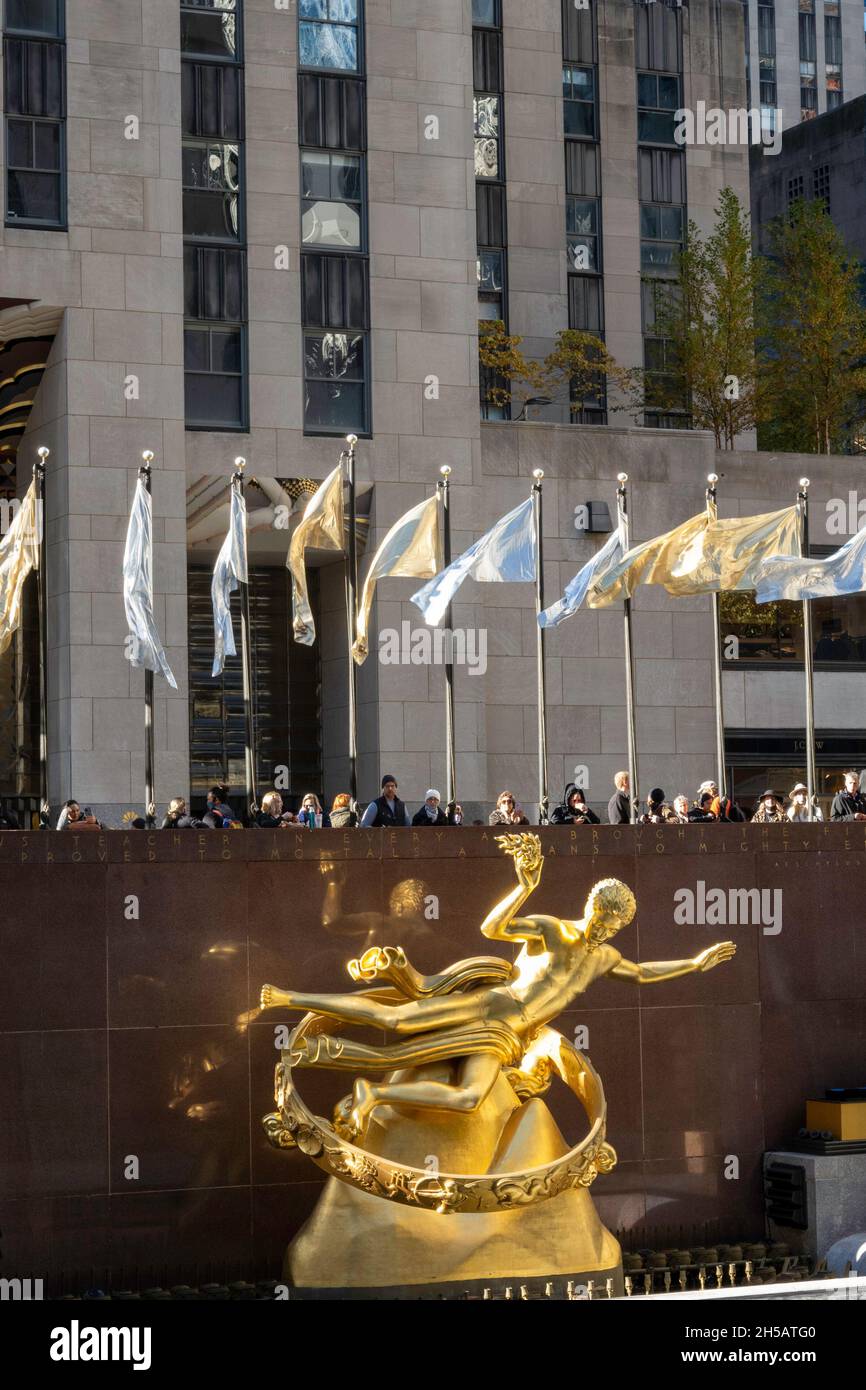 Statue of Prometheus, Rockefeller Center Plaza, NYC 2021 Stock Photo ...