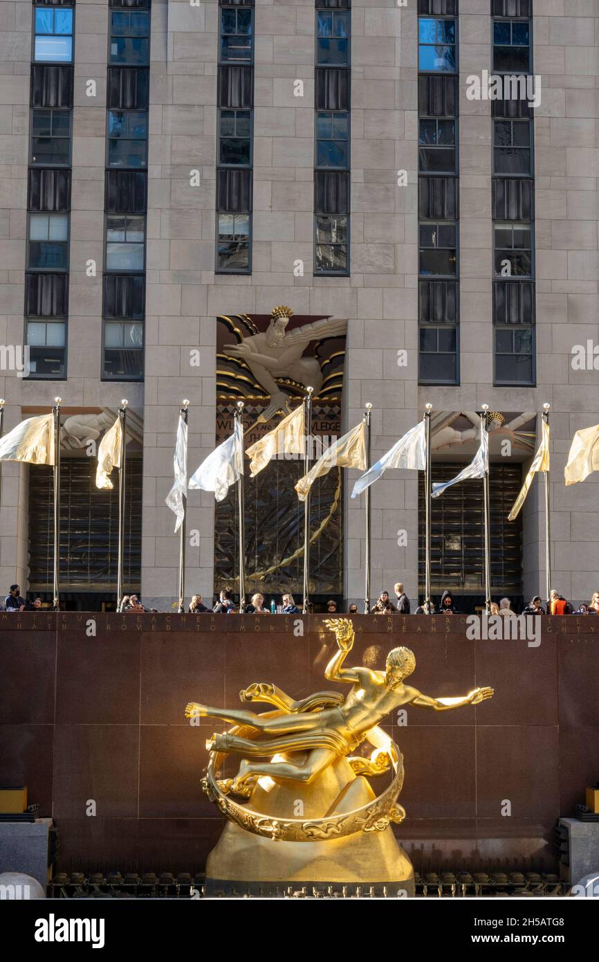 Statue of Prometheus, Rockefeller Center Plaza, NYC 2021 Stock Photo ...