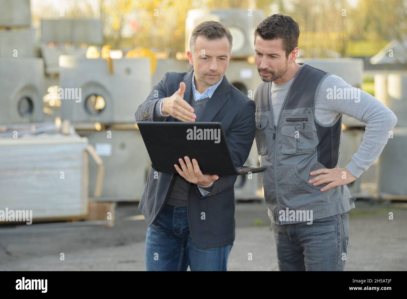 Warehouse workers boss hi-res stock photography and images - Alamy