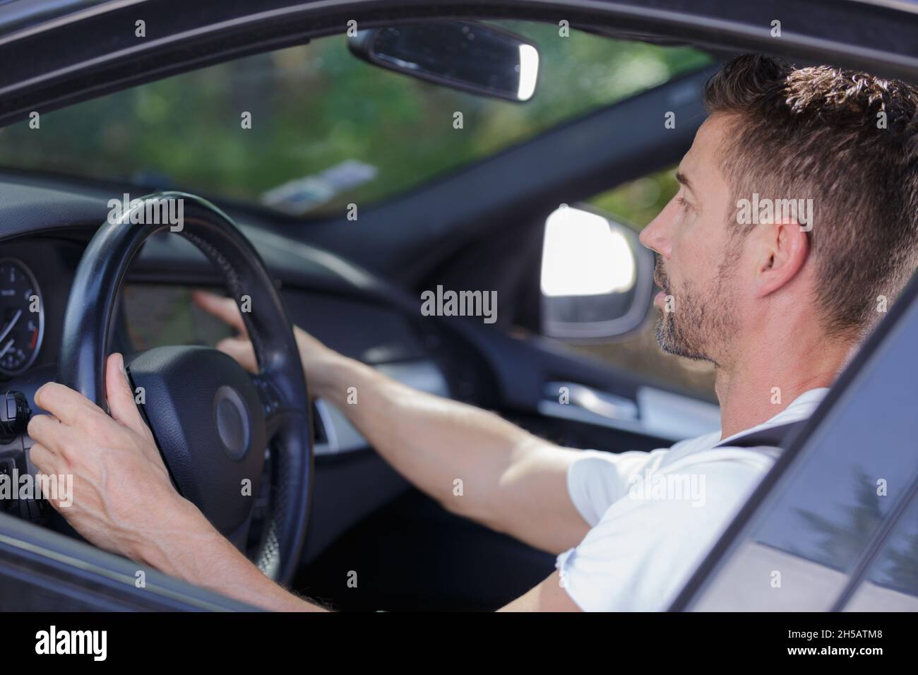 man driving car using one hand Stock Photo - Alamy