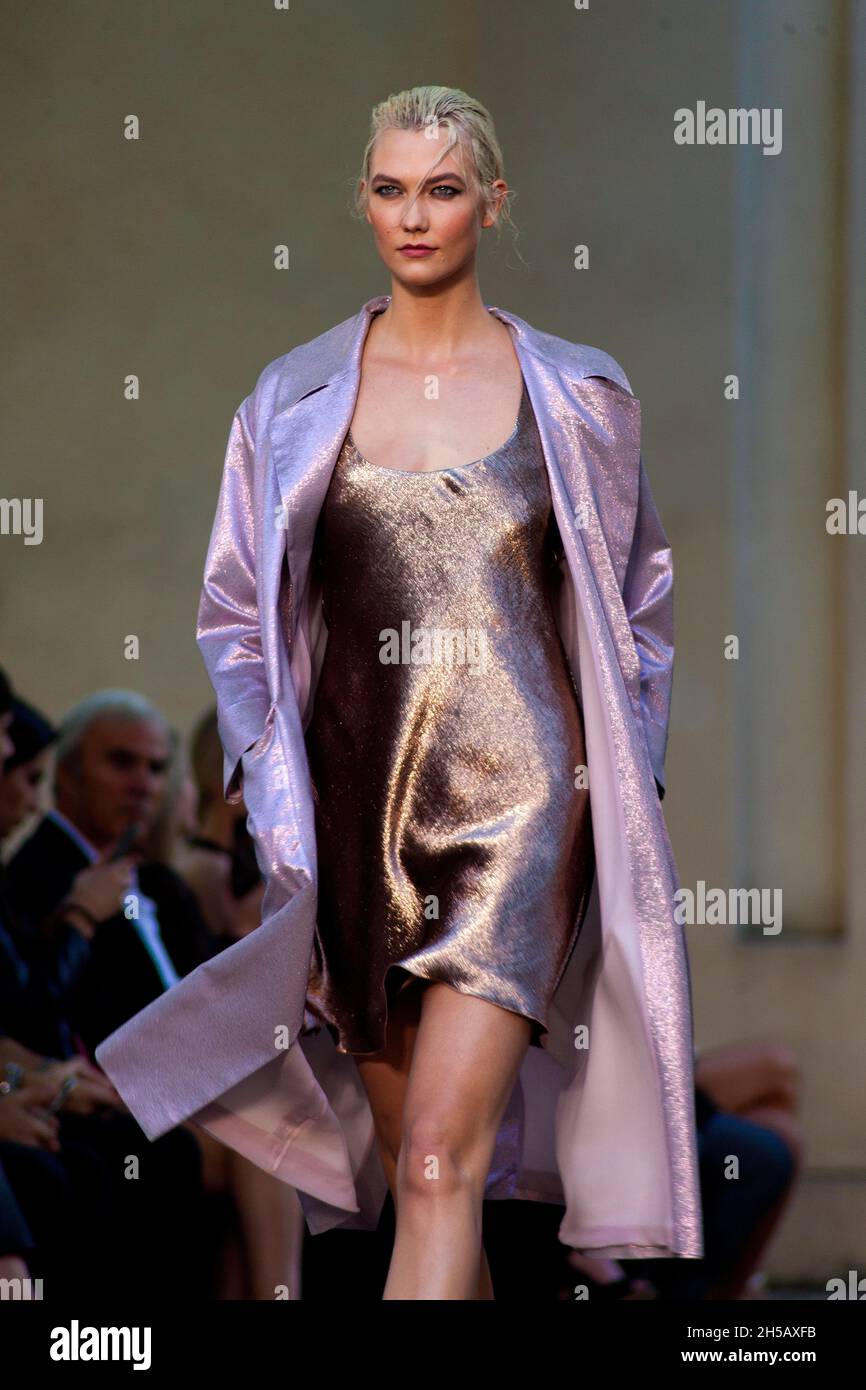 Catwalk model kate moss hi-res stock photography and images - Alamy