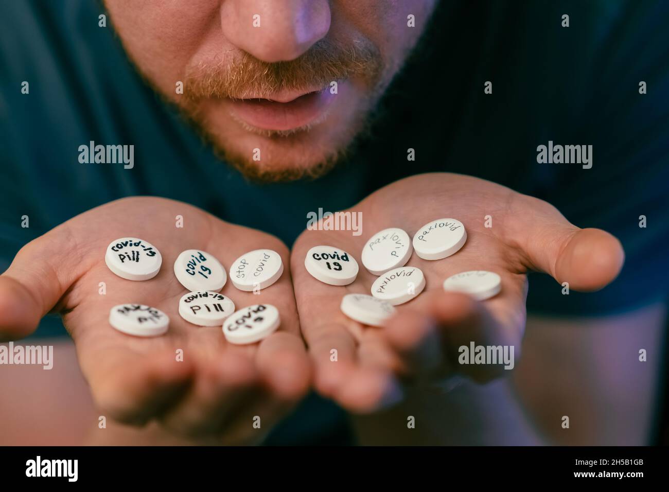 Antiviral tablet paxlovid hi-res stock photography and images - Alamy