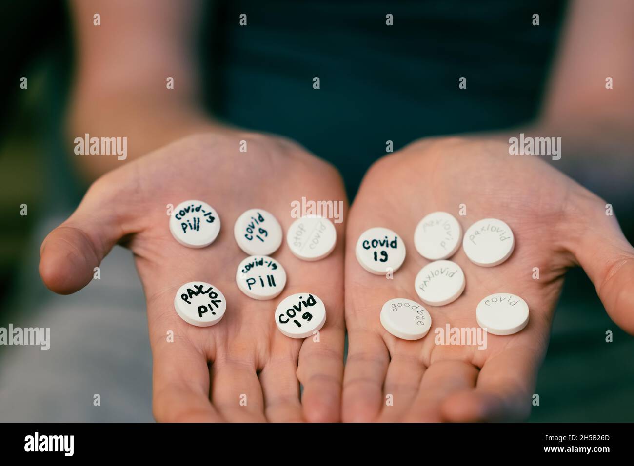 Covid 19 antiviral pill hi-res stock photography and images - Alamy
