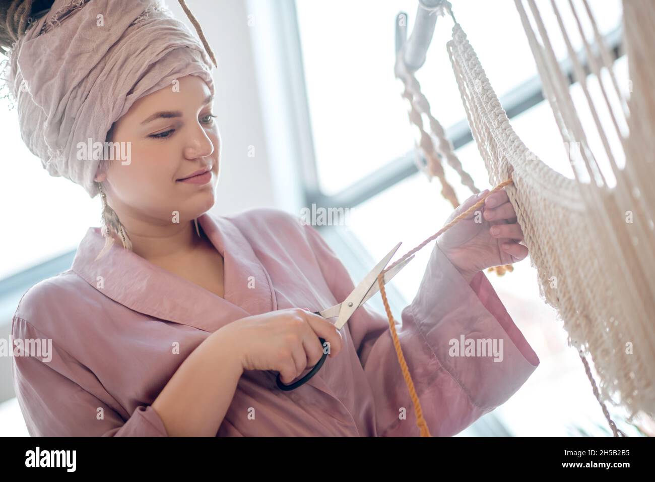 Cutting yarn hi-res stock photography and images - Alamy