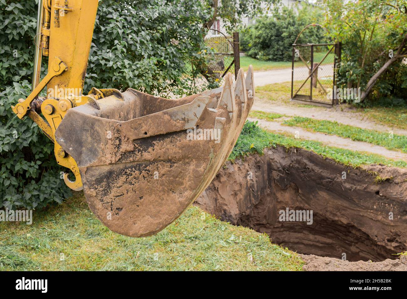 Earth mover bucket hi-res stock photography and images - Alamy
