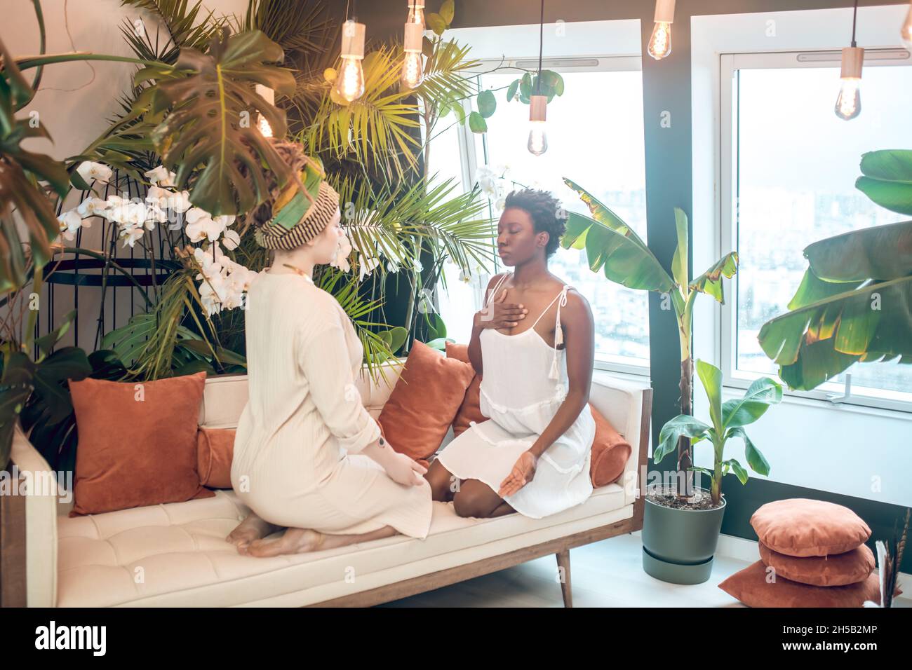 A healer working with a dark-skinned woman Stock Photo - Alamy