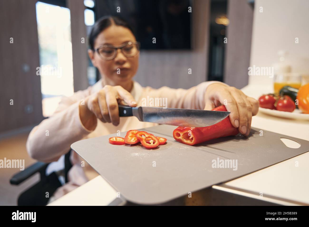 Woman with disability cutting vegetables at home Stock Photo - Alamy