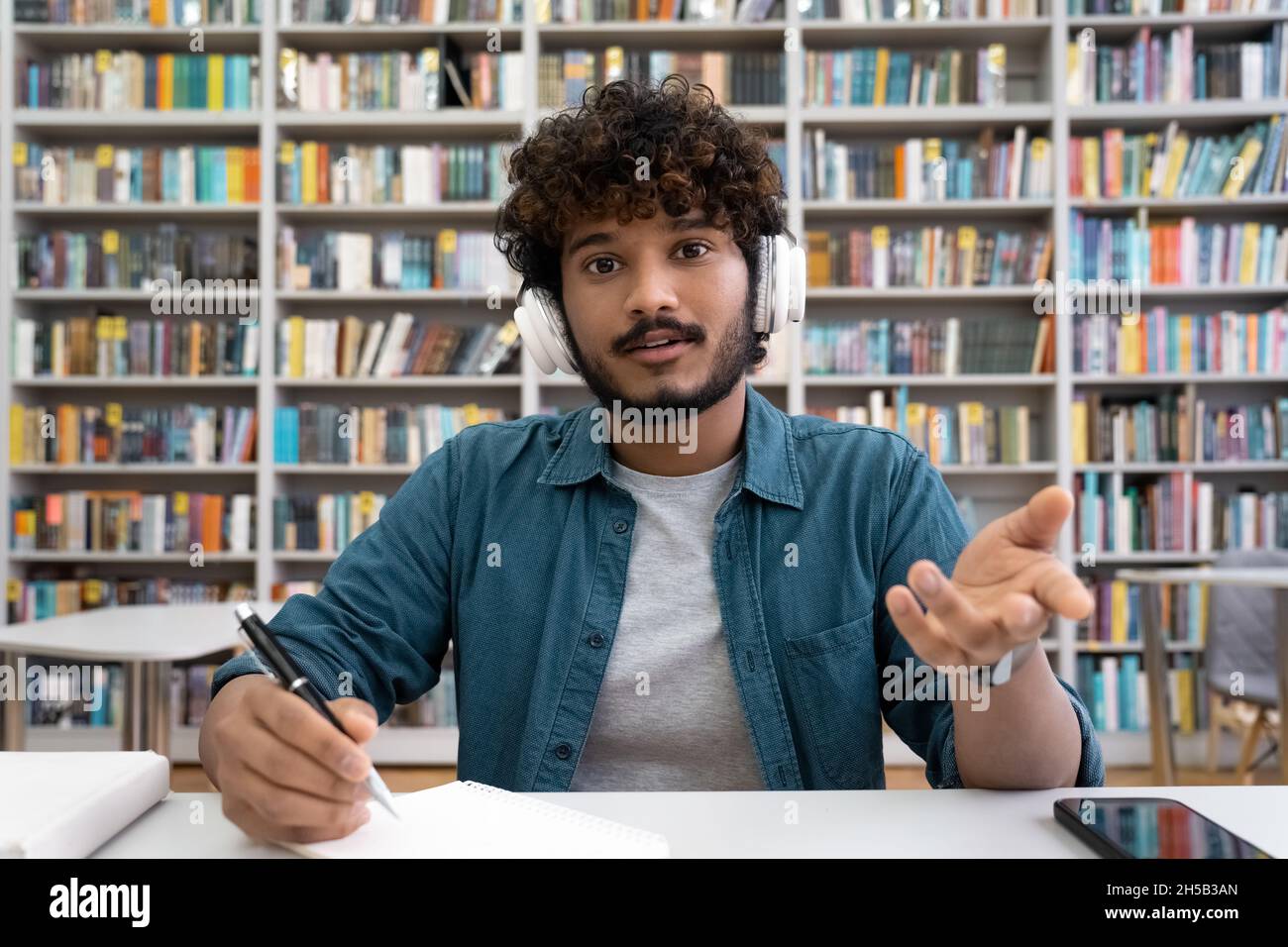 Young people meeting library hi-res stock photography and images - Alamy