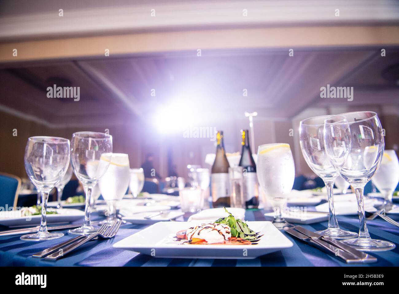 Luxury restaurant table setting hi-res stock photography and images - Alamy