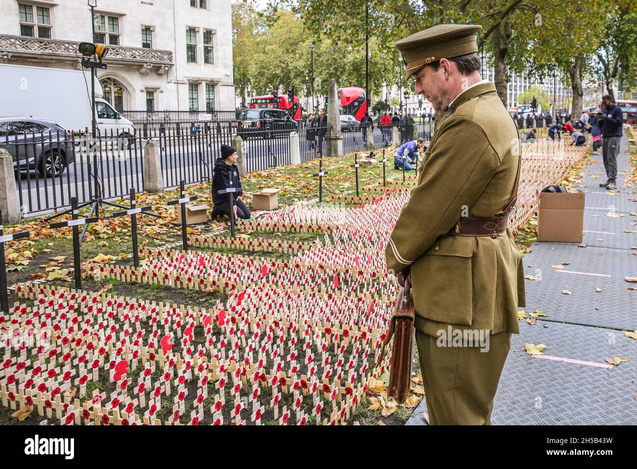 Westminster, London, UK. 08th Nov, 2021. A guide in historic uniform ...