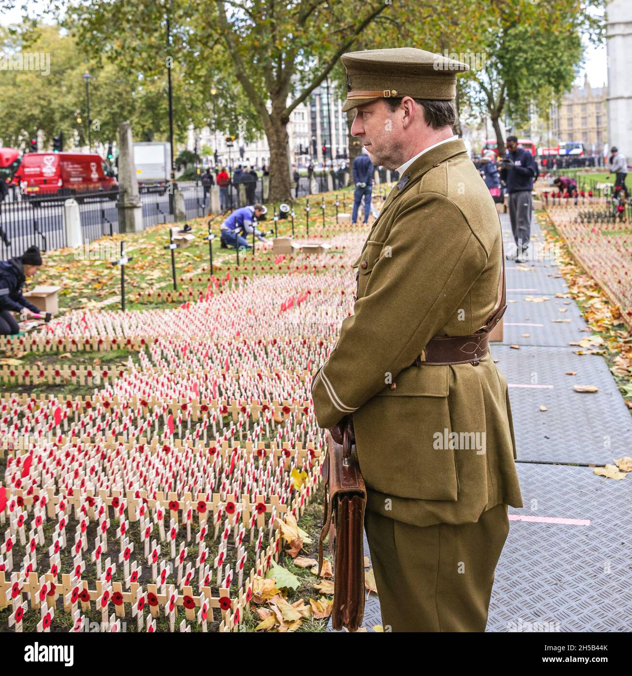 Westminster, London, UK. 08th Nov, 2021. A guide in historic uniform ...