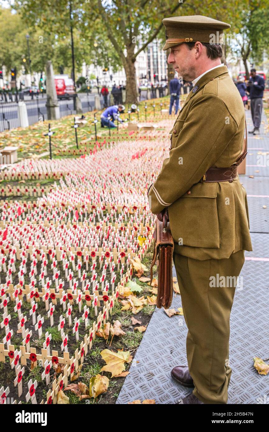 Westminster, London, UK. 08th Nov, 2021. A guide in historic uniform ...