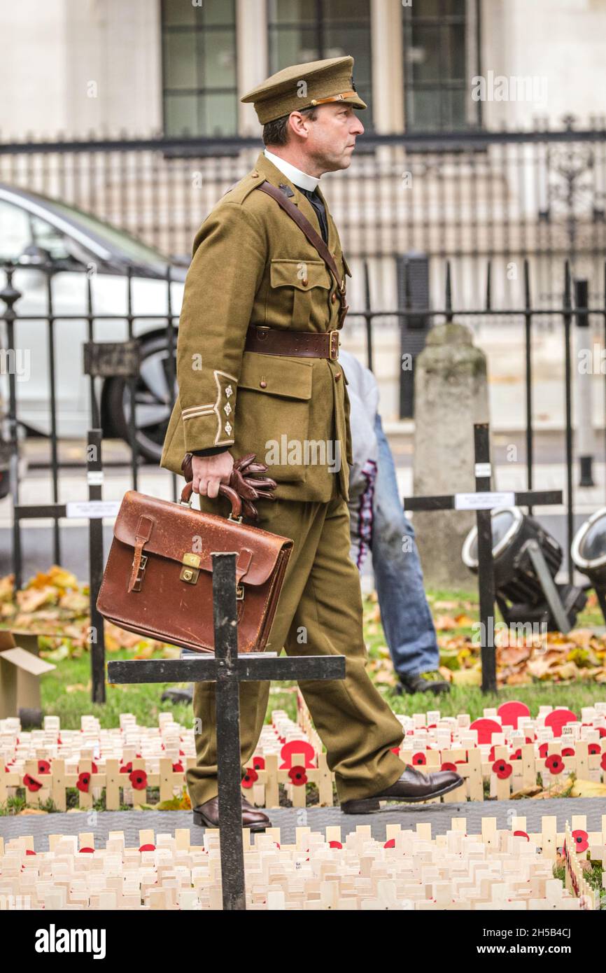 Westminster, London, UK. 08th Nov, 2021. A guide in historic uniform ...