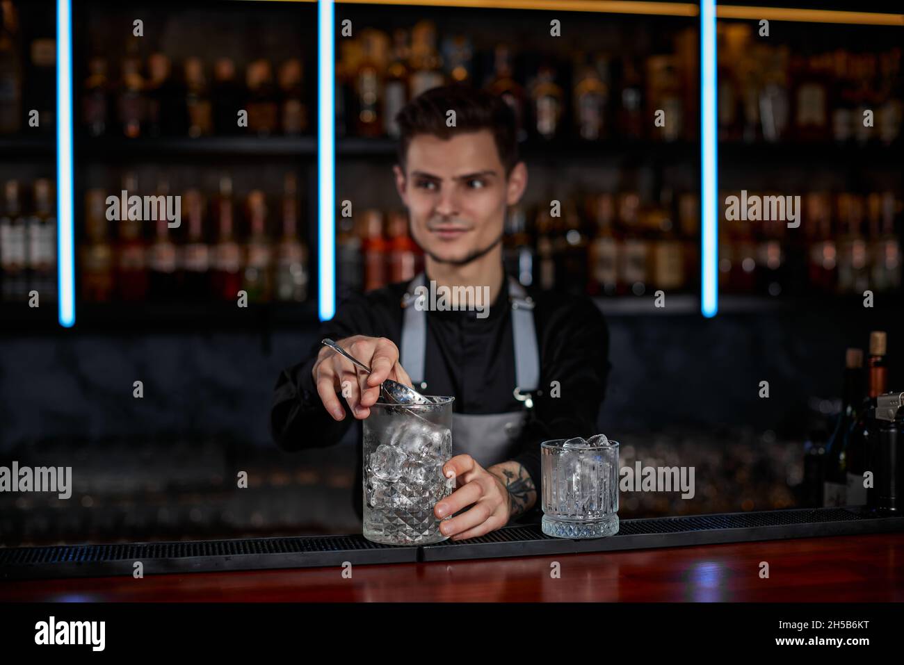 Bartender adding ice cube hi-res stock photography and images - Alamy