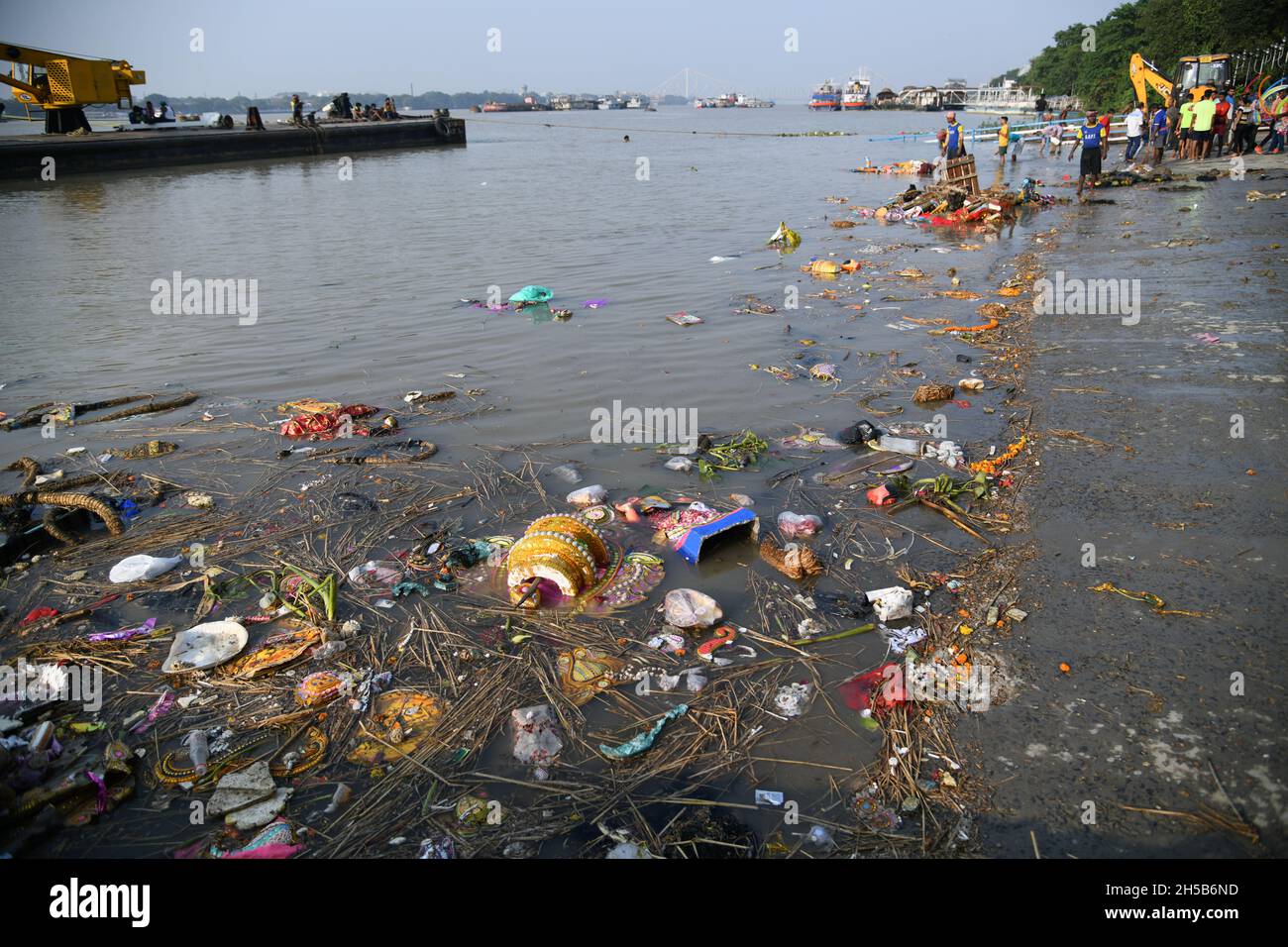Water pollution of the Ganges (river Hooghly) caused by immersed idol ...