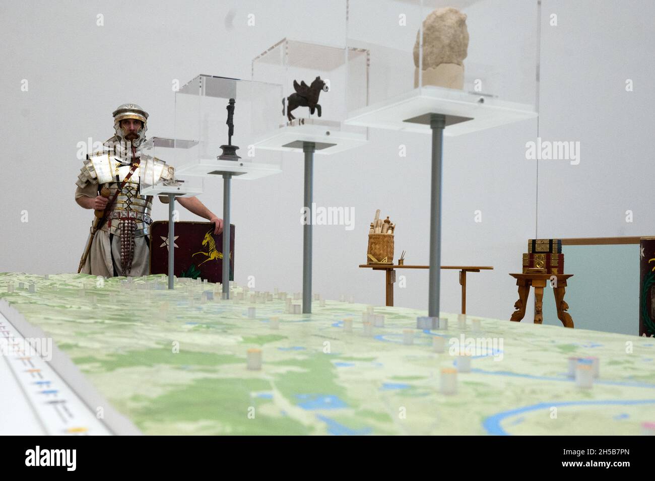 Bonn, Germany. 08th Nov, 2021. A performer in the armour of a Roman ...