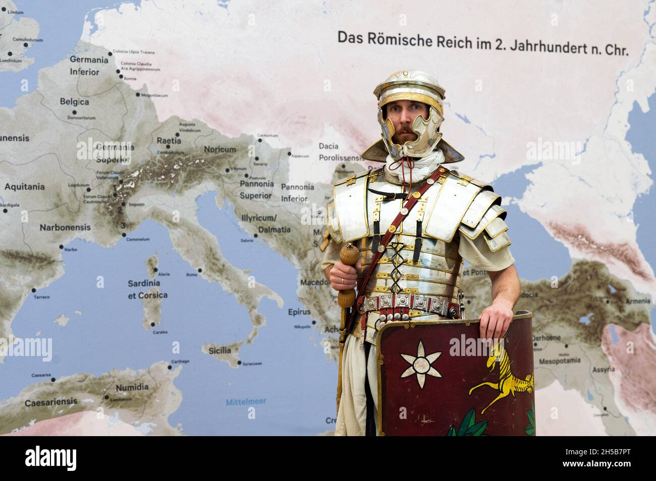 Bonn, Germany. 08th Nov, 2021. A performer in the armour of a Roman ...