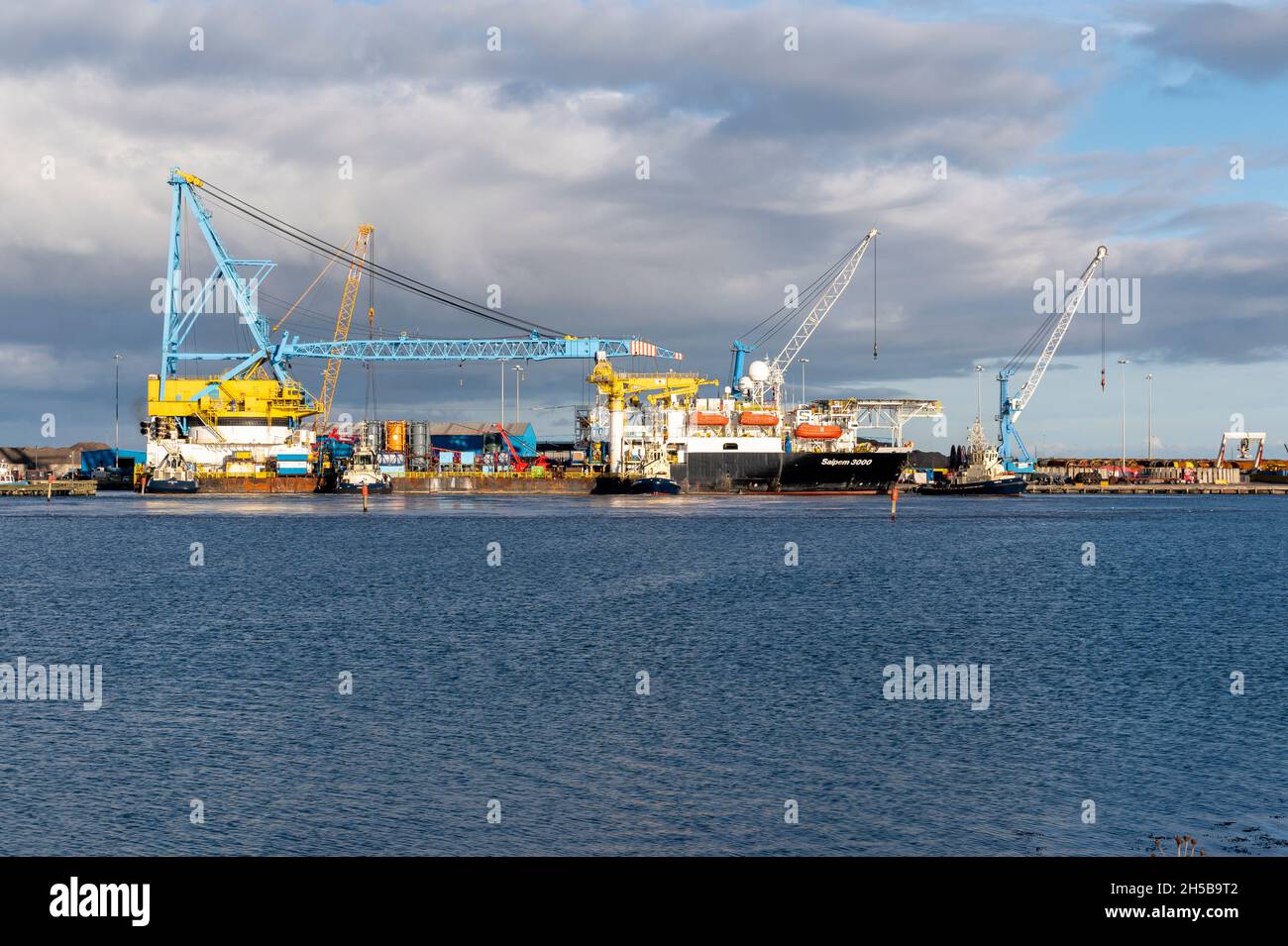Heavy Lift Vessel High Resolution Stock Photography and Images - Alamy