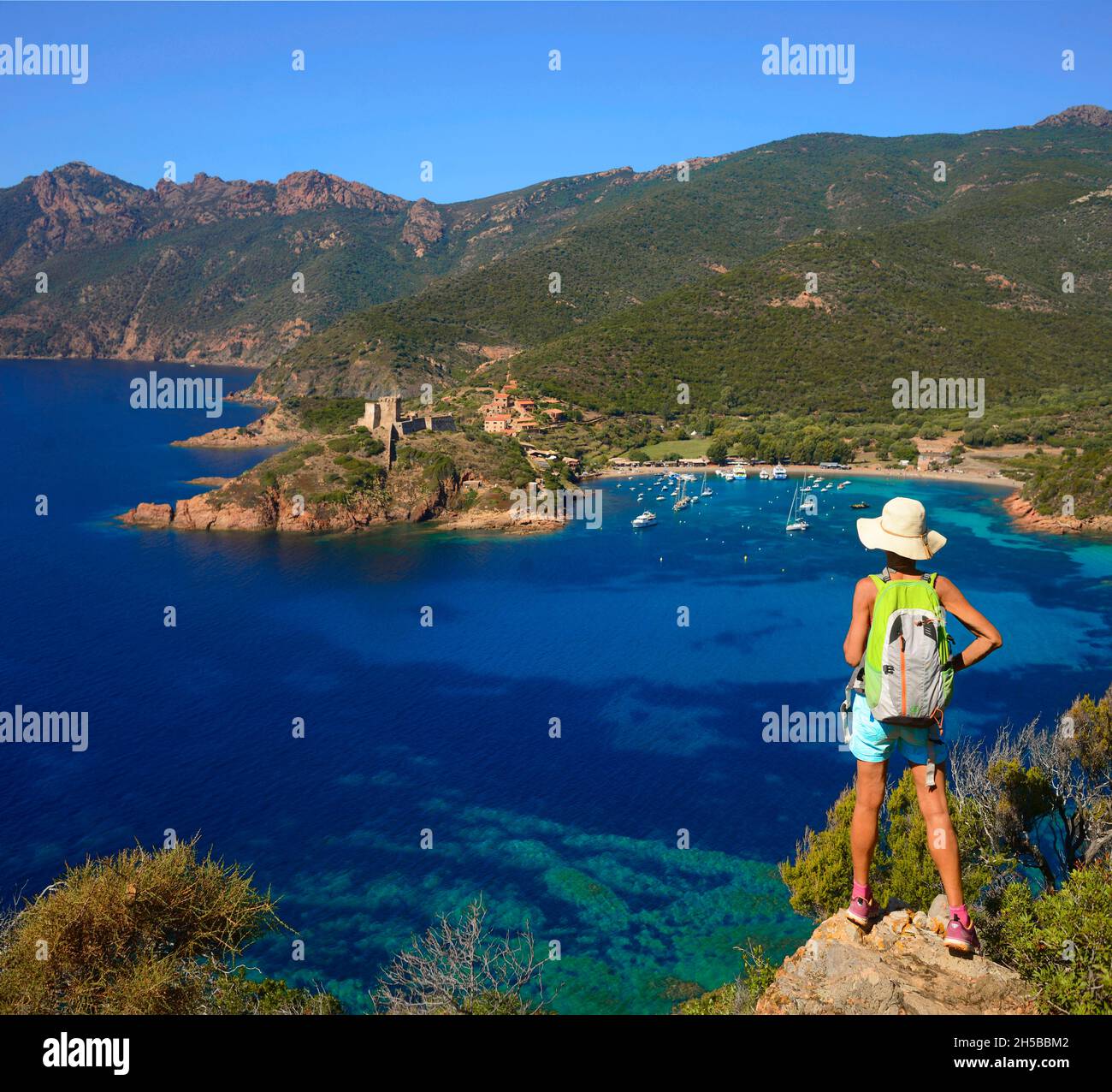 FRANCE, CORSICA ( 2A ), GIROLATA, ARRIVING WITH FOOTPATH AT THE LITTLE ...