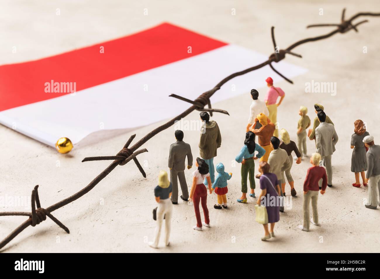 Migrants crossing border hi-res stock photography and images - Alamy