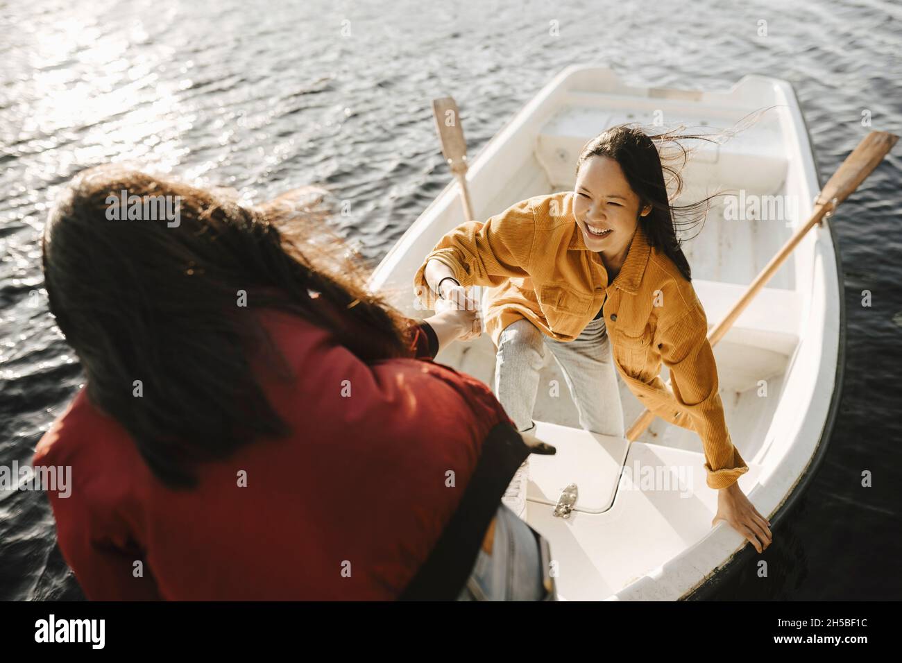 Holding out a helping hand hi-res stock photography and images - Alamy