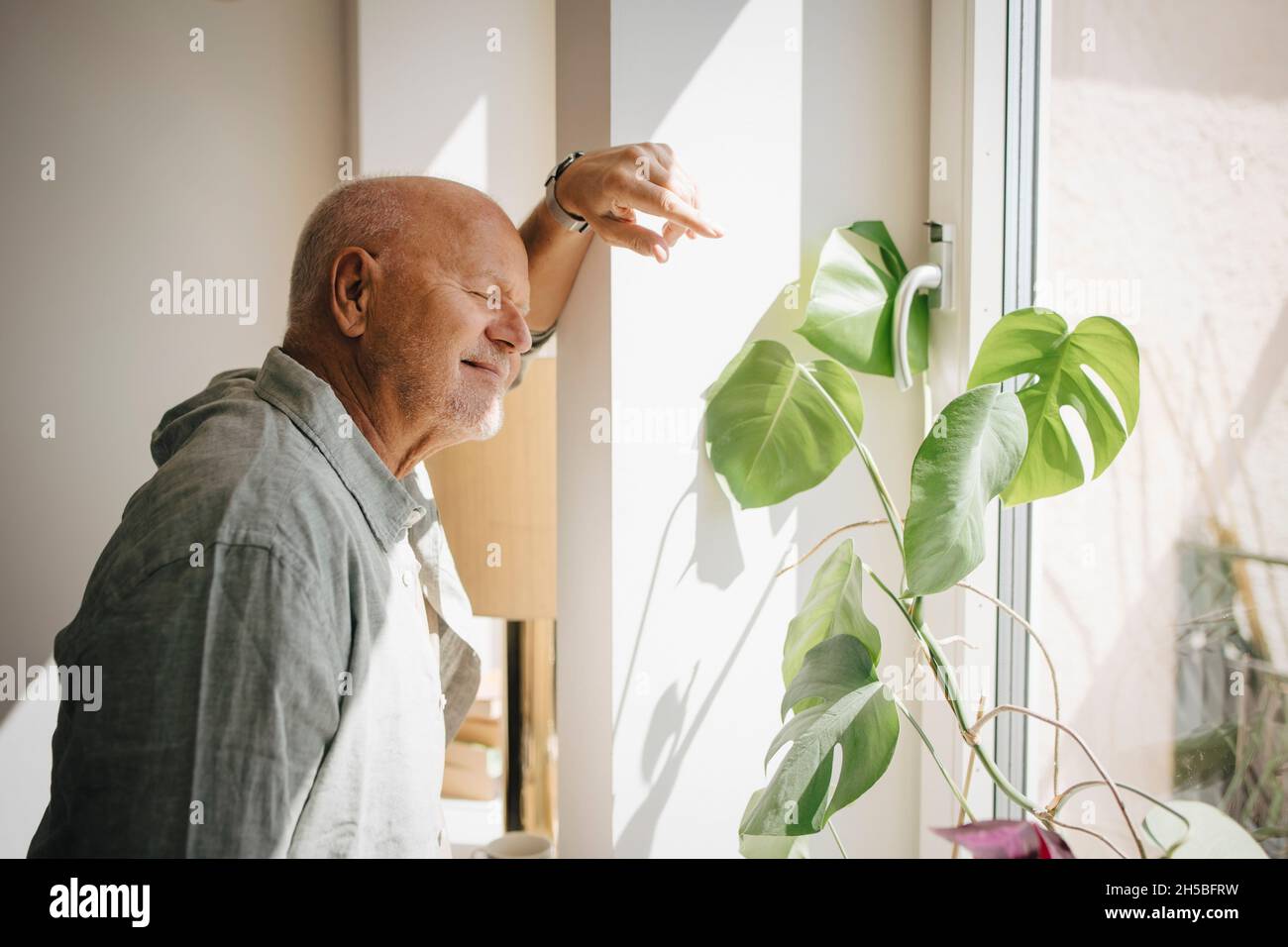 Man standing side view sunlight hi-res stock photography and images - Alamy