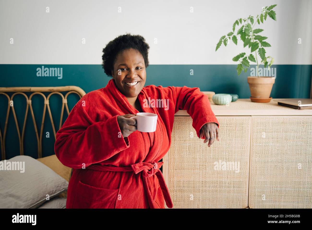 Women smile feature hi-res stock photography and images - Alamy